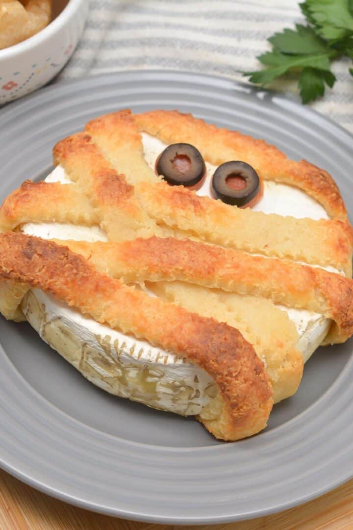 Halloween Mummy Baked Brie | Little Bit Recipes