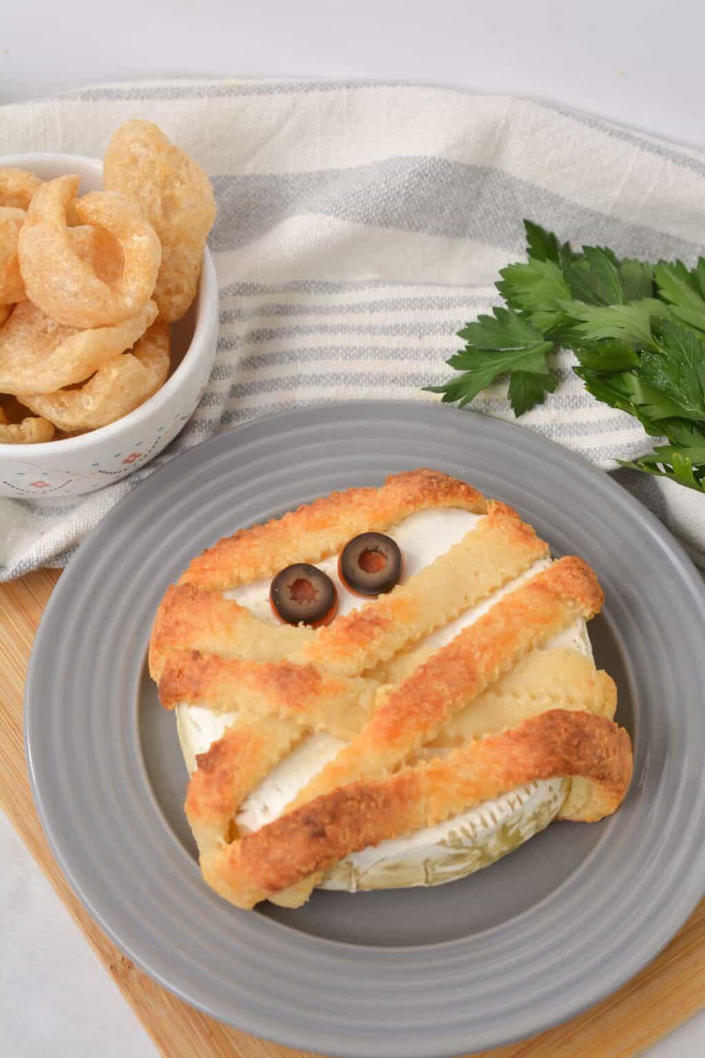 Halloween Mummy Baked Brie | Little Bit Recipes